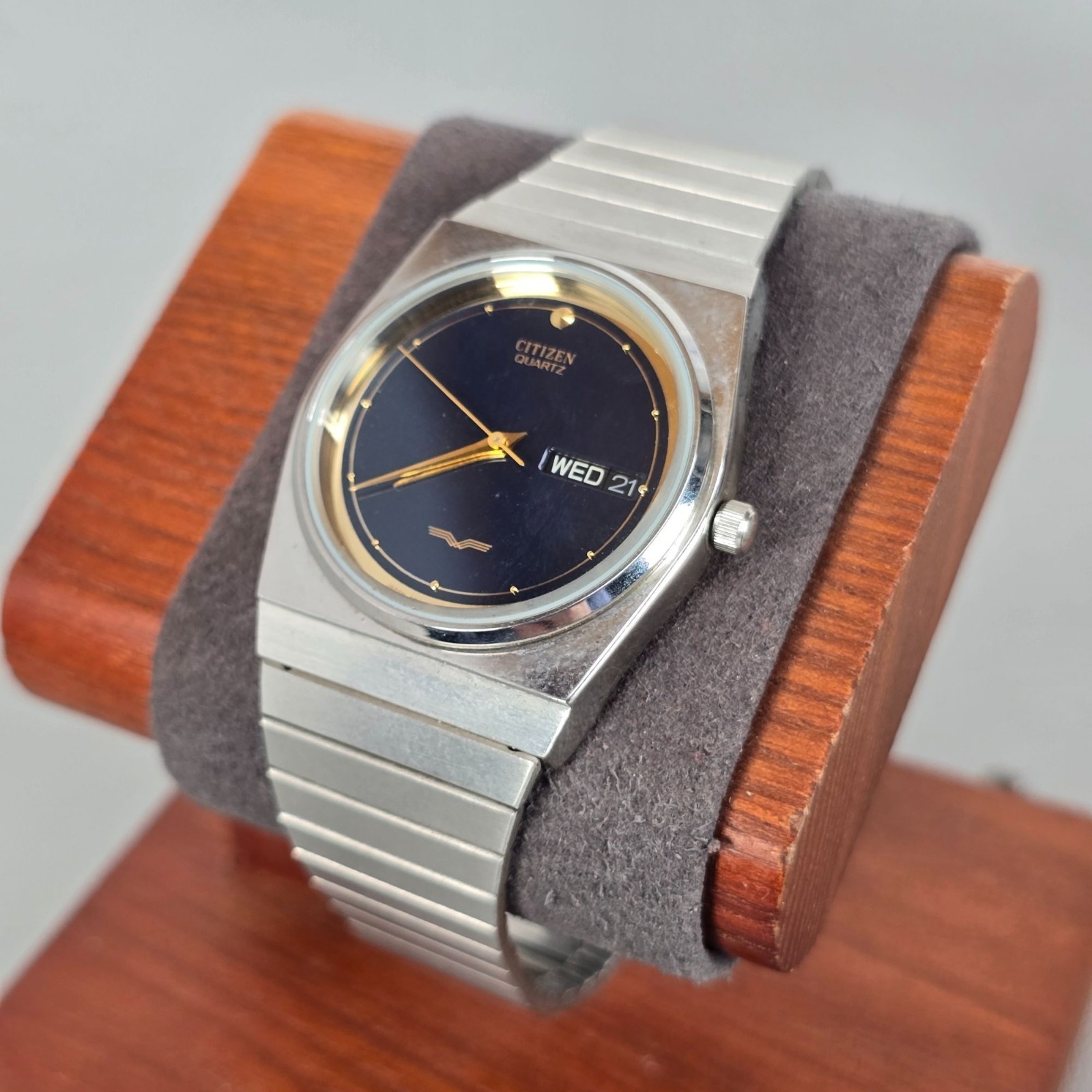 VTG Citizen Quartz Mens Watch Day/Date Display Stainless Band Navy Dial ...