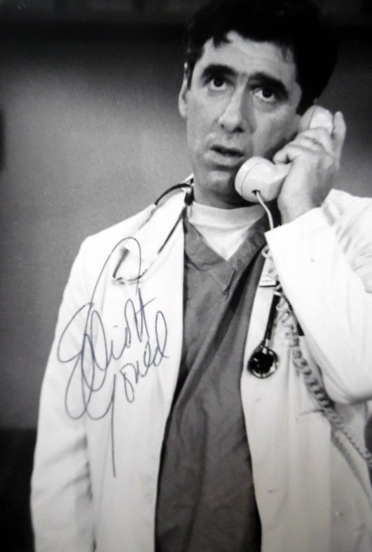 ELLIOT GOULD Autographed 7 x 9 PHOTO TV Actor ER 1984 Friends M A S H ...