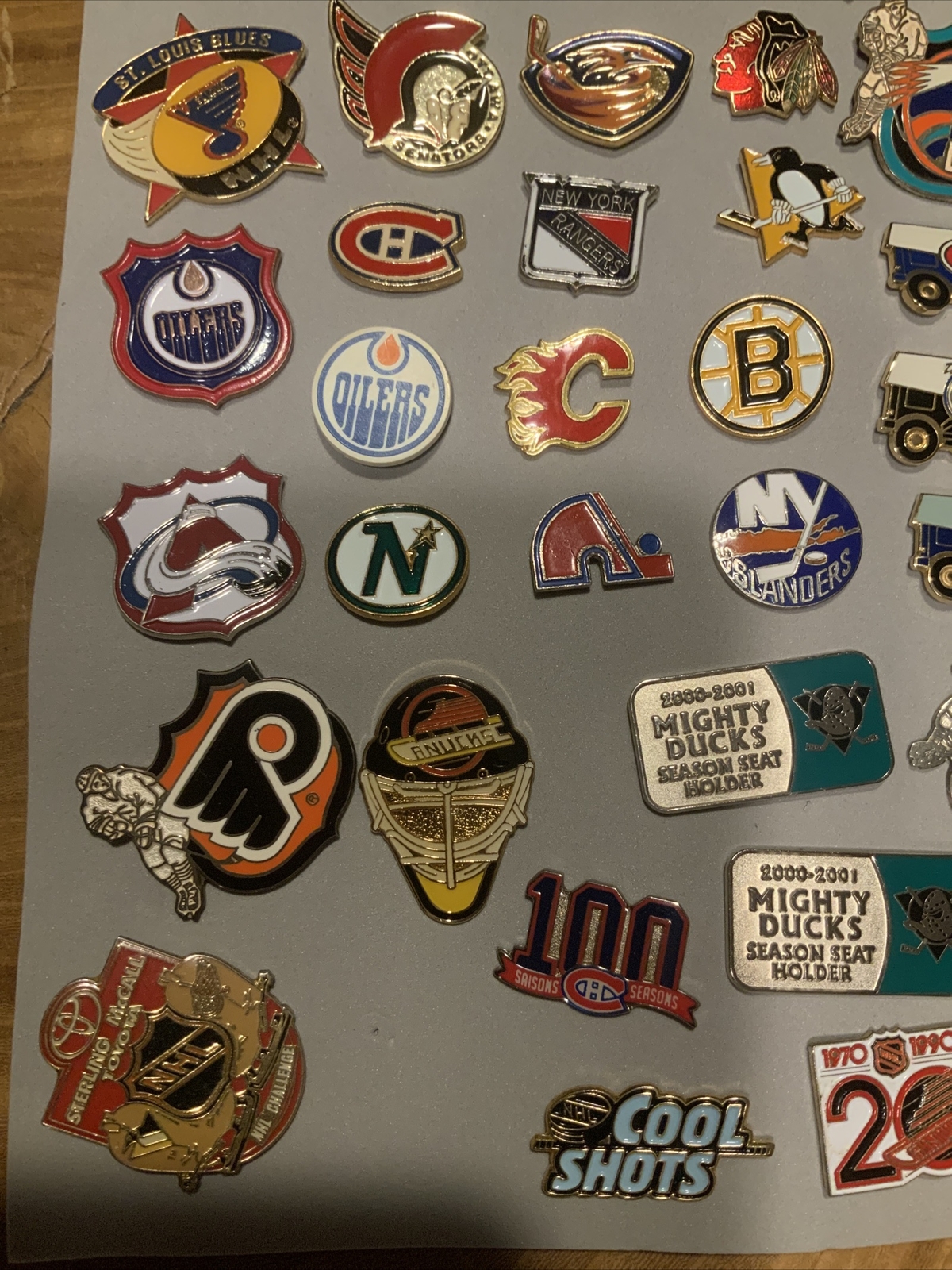 Lot OF 33 Beautiful NHL LAPEL PINS NORTHSTARS WHALERS NORDIQUES & More ...