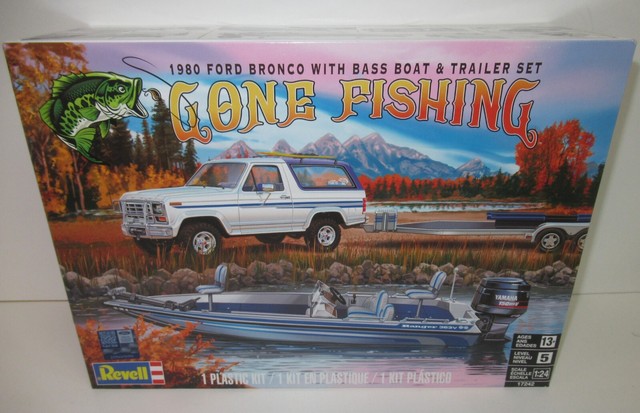Revell 1980 Ford Bronco with Bass Boat 1/24 Model Car Kit - White ...
