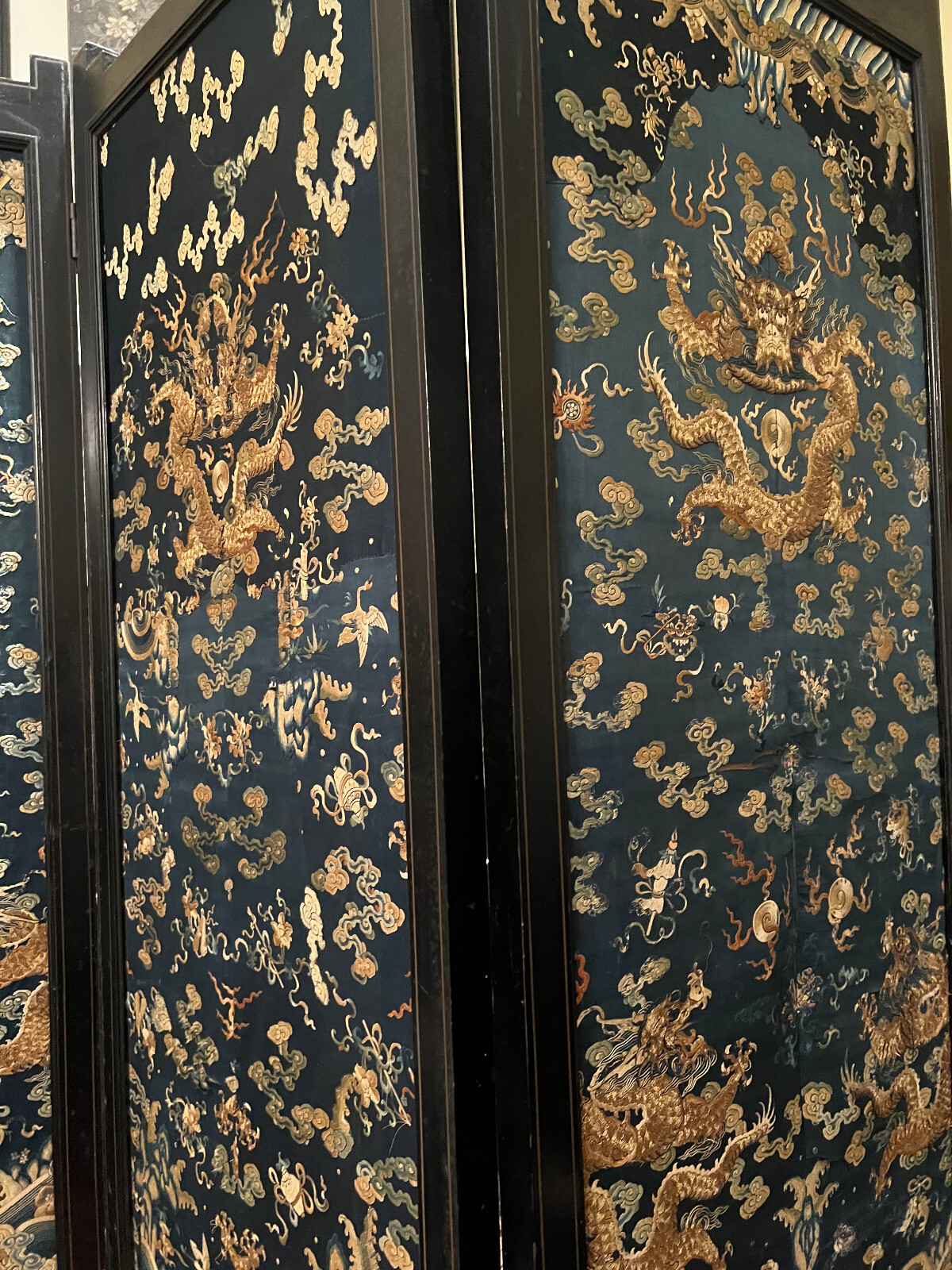 A Rare and Large Qing Dynasty Embroidered Silk Dragon Three-panel Room ...