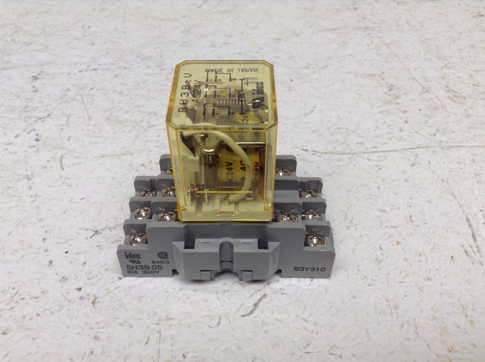 IDEC RH3B-U AC24V 24 VAC Pilot Cube Relay RH3BU w/ Relay Base (TBI) | eBay