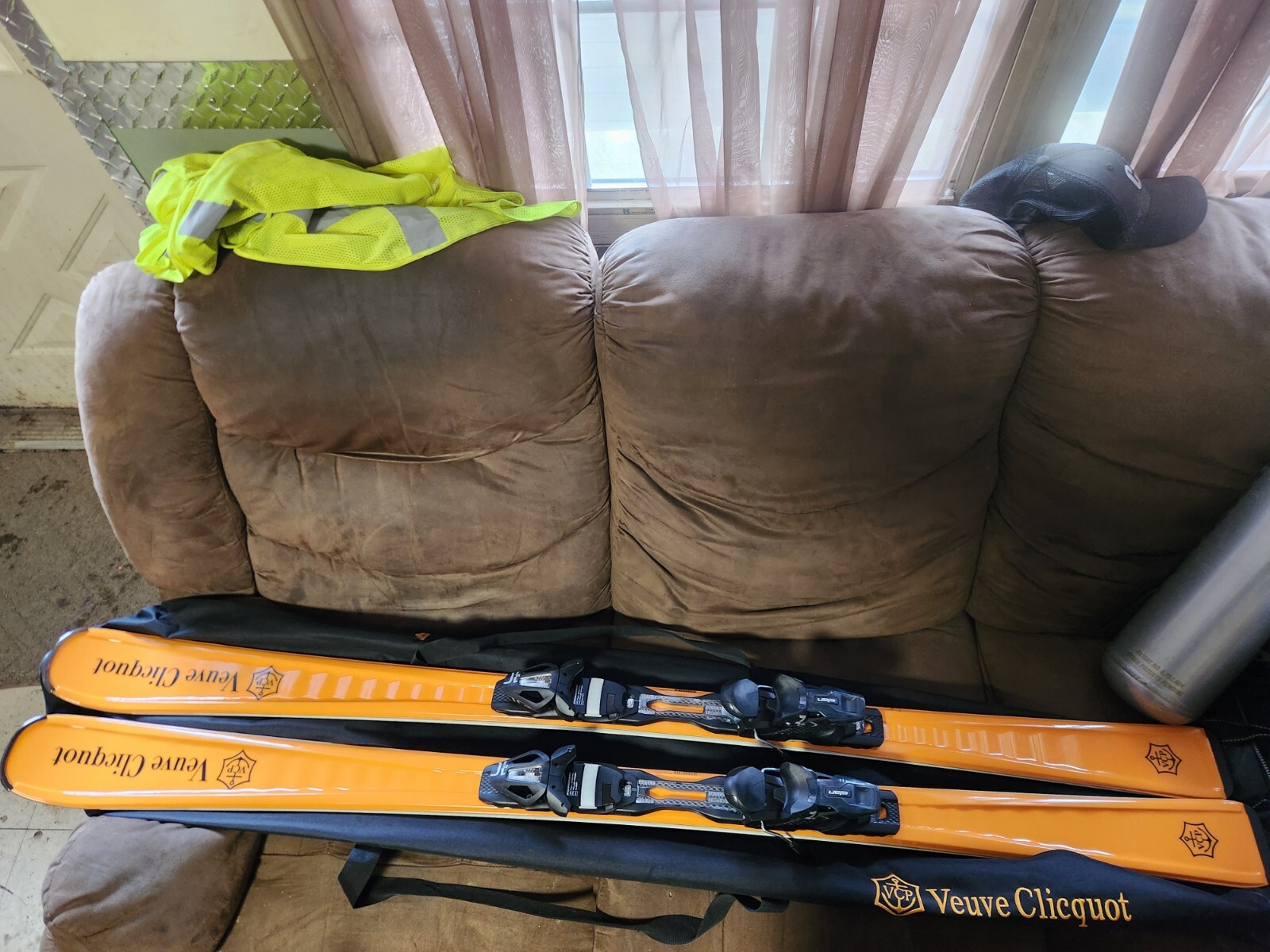 VERY RARE VEUVE CLICQUOT CHAMPAGNE YELLOW SNOW SKIS, ELAN BINDINGS, 168 ...