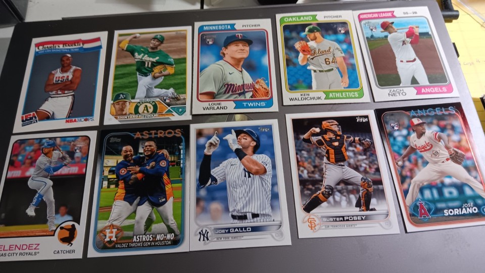 Huge Lot Of Mixed Sportscards. Approximately 2000 Cards. Medium Flat ...