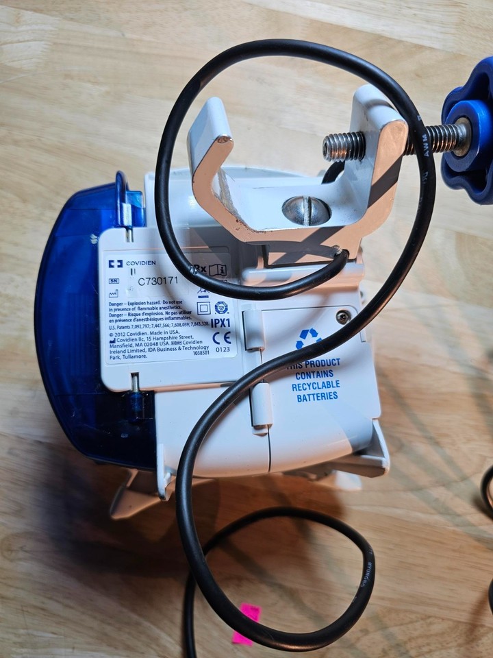 Covidien Kangaroo Enteral Feeding ePump w/ Pole Clamp, Power Supply DOM ...