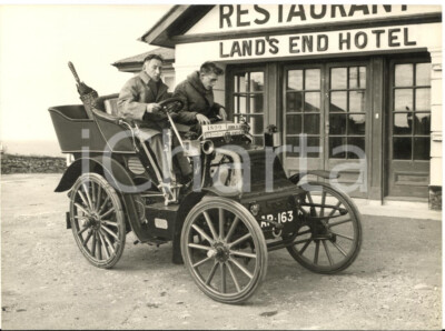 1953 LAND'S END (UK) Ernest HARE on his 1899 DAIMLER horseless carriage ...
