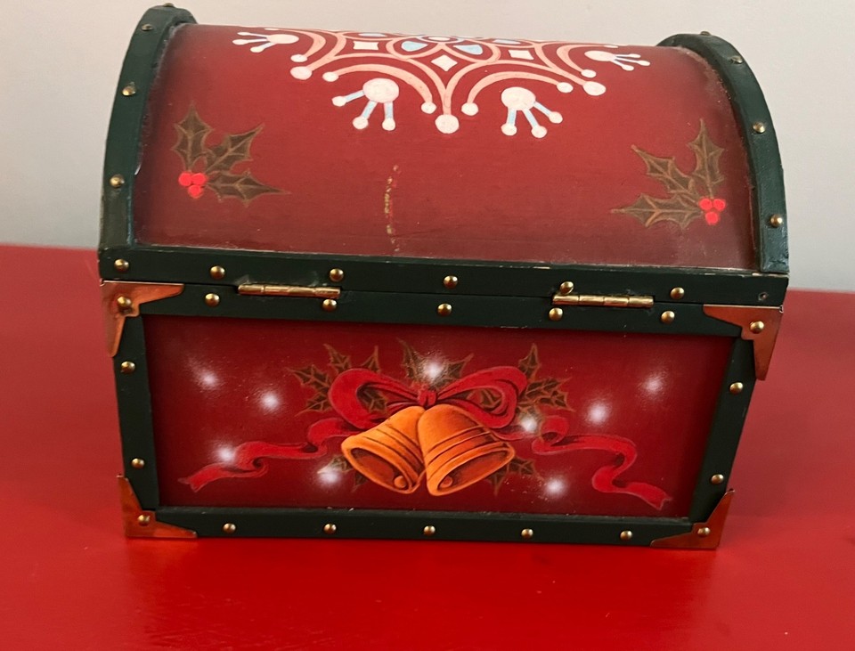 Animated Christmas Music Chest/Box We Wish you a Merry Christmas Figgy ...