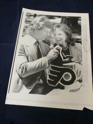 Wire Press Photo 1982 Mark & Ginger Howe Philadelphia Flyers trade | eBay