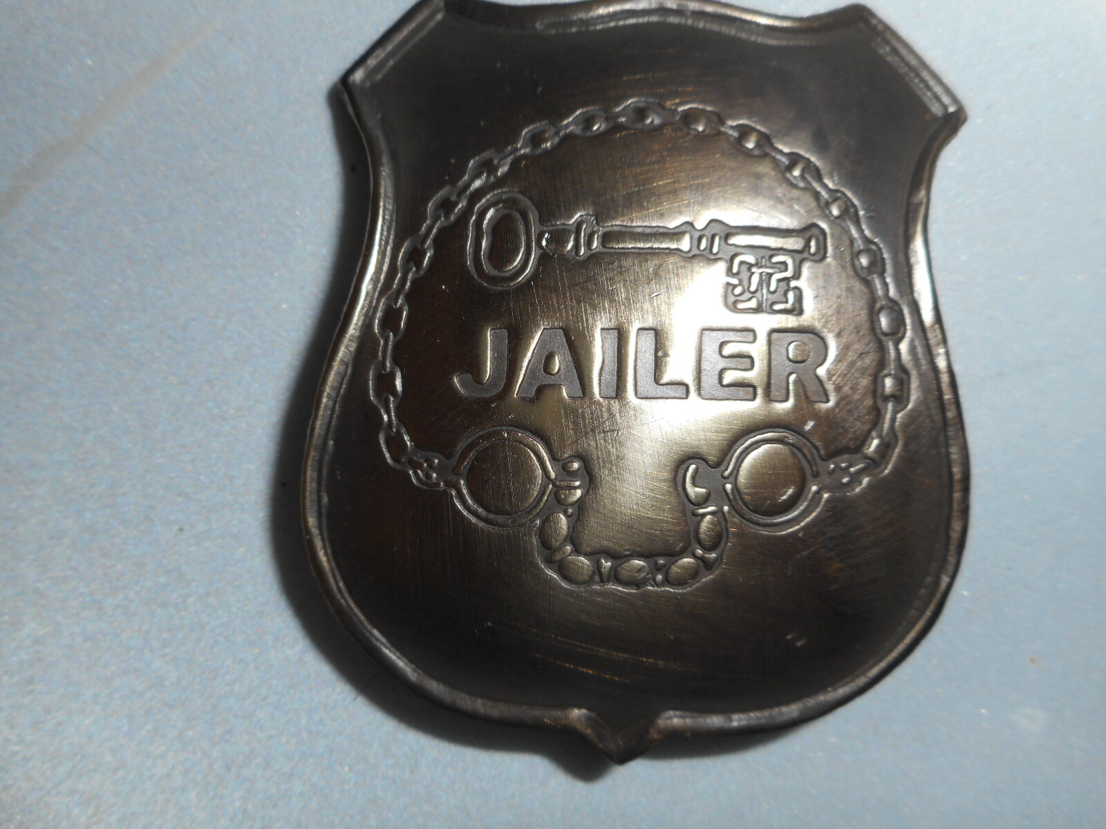 SOLID BRASS JAILER BADGE SHIELD PIN PINBACK OLD WEST CUFFS AND KEY ...