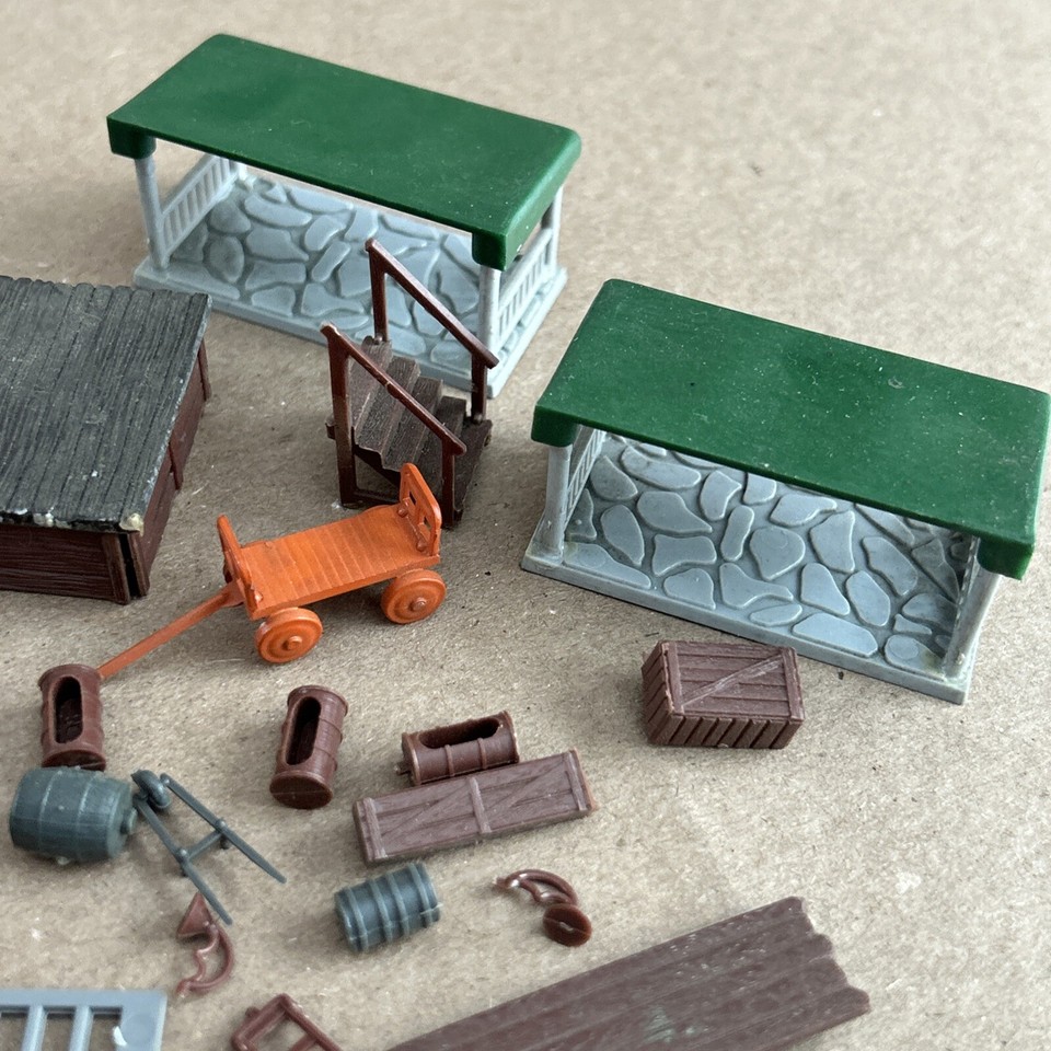 Vintage Revell Model RR HO Scale Cattle Ramps Lounge Area Detial Parts ...
