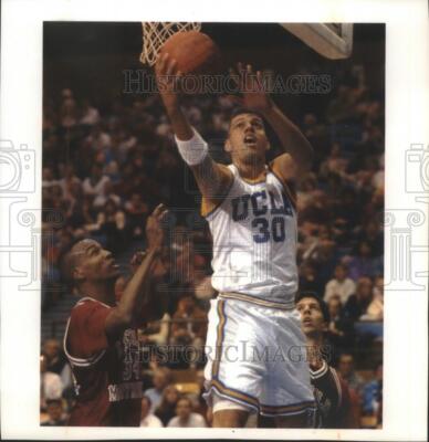 1992 Press Photo UCLA's basketball player Tracy Murray goes in for a ...
