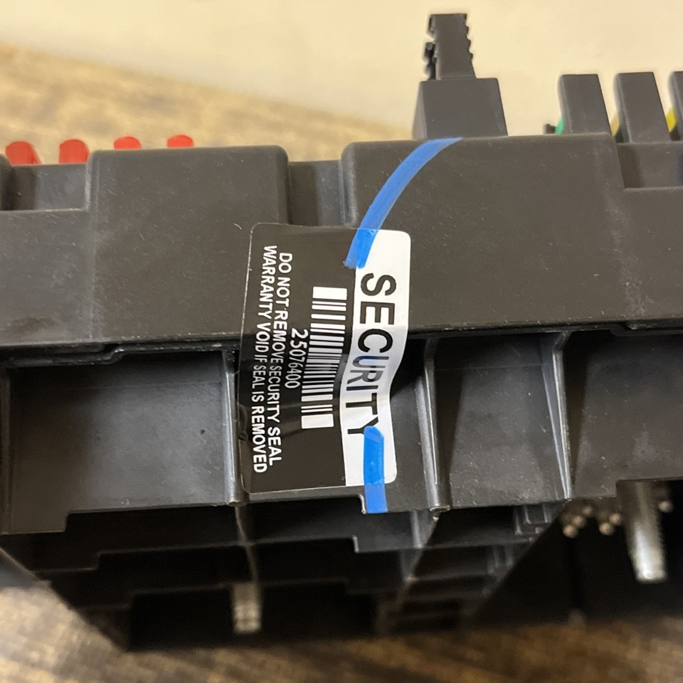 08-09 CHEVY EXPRESS VAN 1500 2500 3500 ENGINE FUSE BOX 25888289/ ...