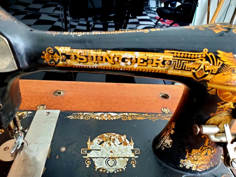 Antique 1887 Singer Treadle Sewing Machine with Coffin Box Cover ...