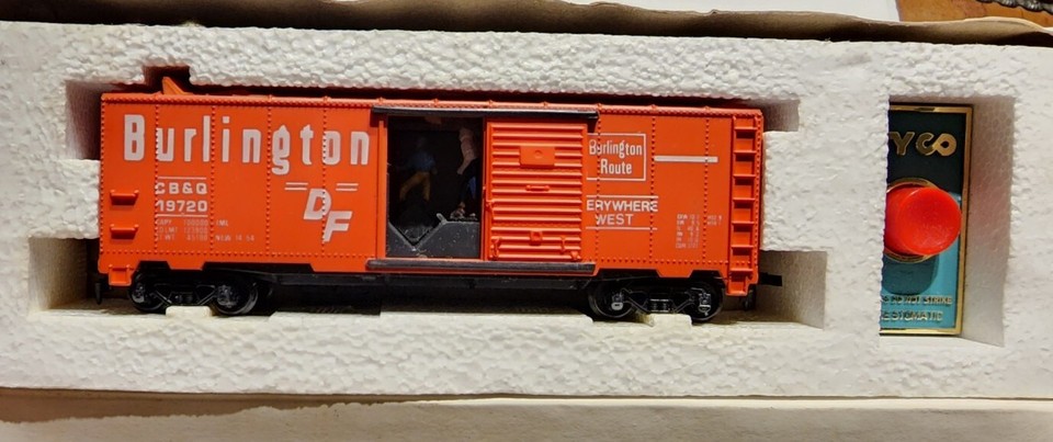 TYCO HO Freight Unloading Box Car No. 930 Burlington #19720 | eBay