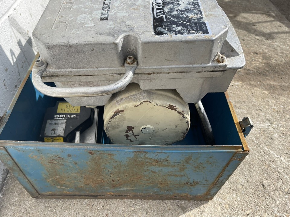 SKY CLIMBER CX1250 HOIST with Metal Case And Sky Lock Good Condition | eBay