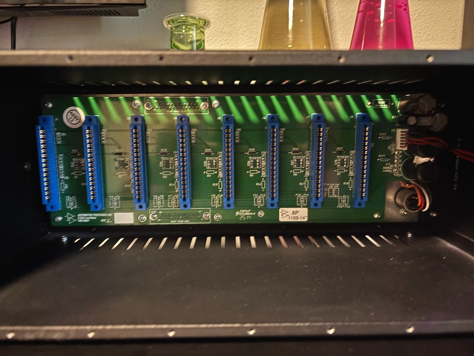 API 500- 8-Channel 500 Series Module Lunchbox Rack with Channel-Linking ...