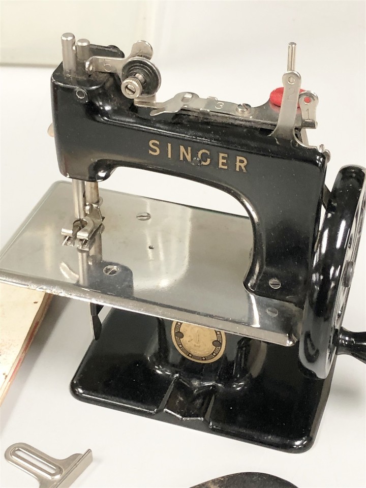 1940s HEAVY CAST IRON CHILDRENS SINGER SEWING MACHINE BEAUTIFUL IN THE ...