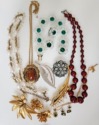 LOT 7. SIGNED AND UNSIGNED VINTAGE JEWELRY, NATURAL STONES, ART GLASS ...