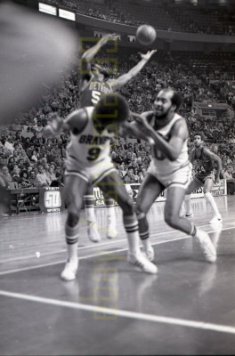 Action Shot - 1976 Detroit Pistons @ Buffalo Braves - Vintage NBA ...