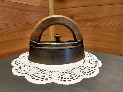 1 VINTAGE HOWELL COMPANY GENEVA, ILLINOIS SAD IRON WITH A DETACHABLE ...