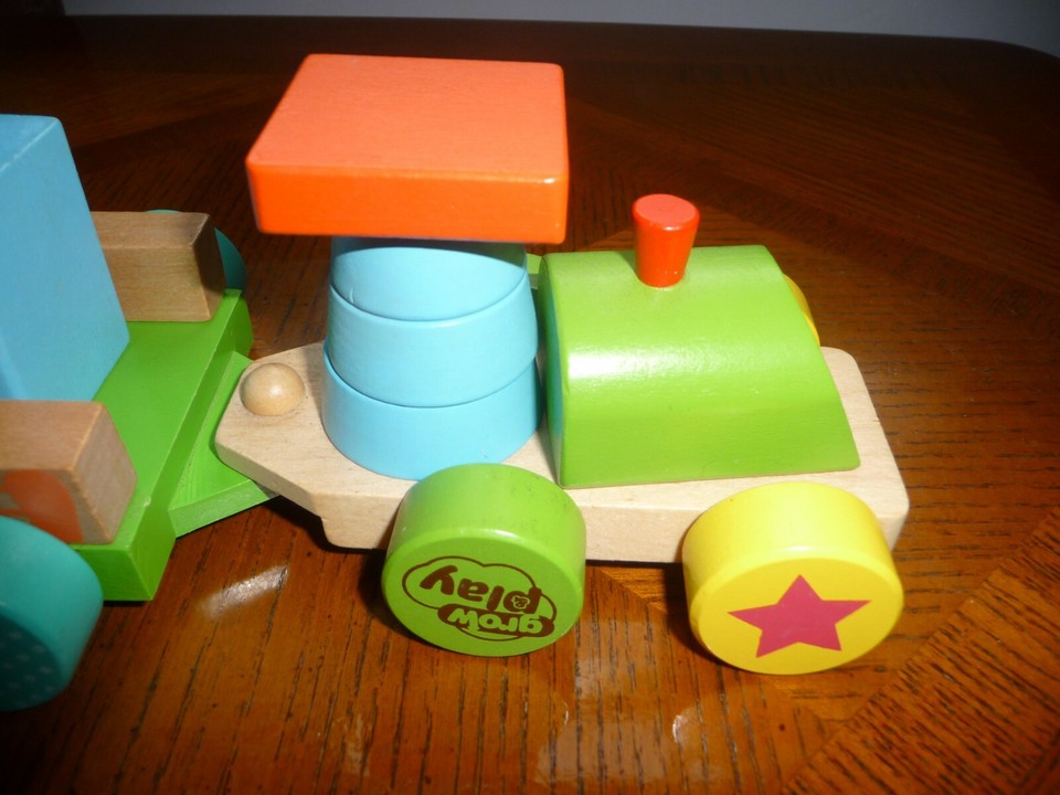 CHILD'S WOODEN TRAIN STACK SHAPES & THE ANIMAL HEADS & PULL ALONG ...