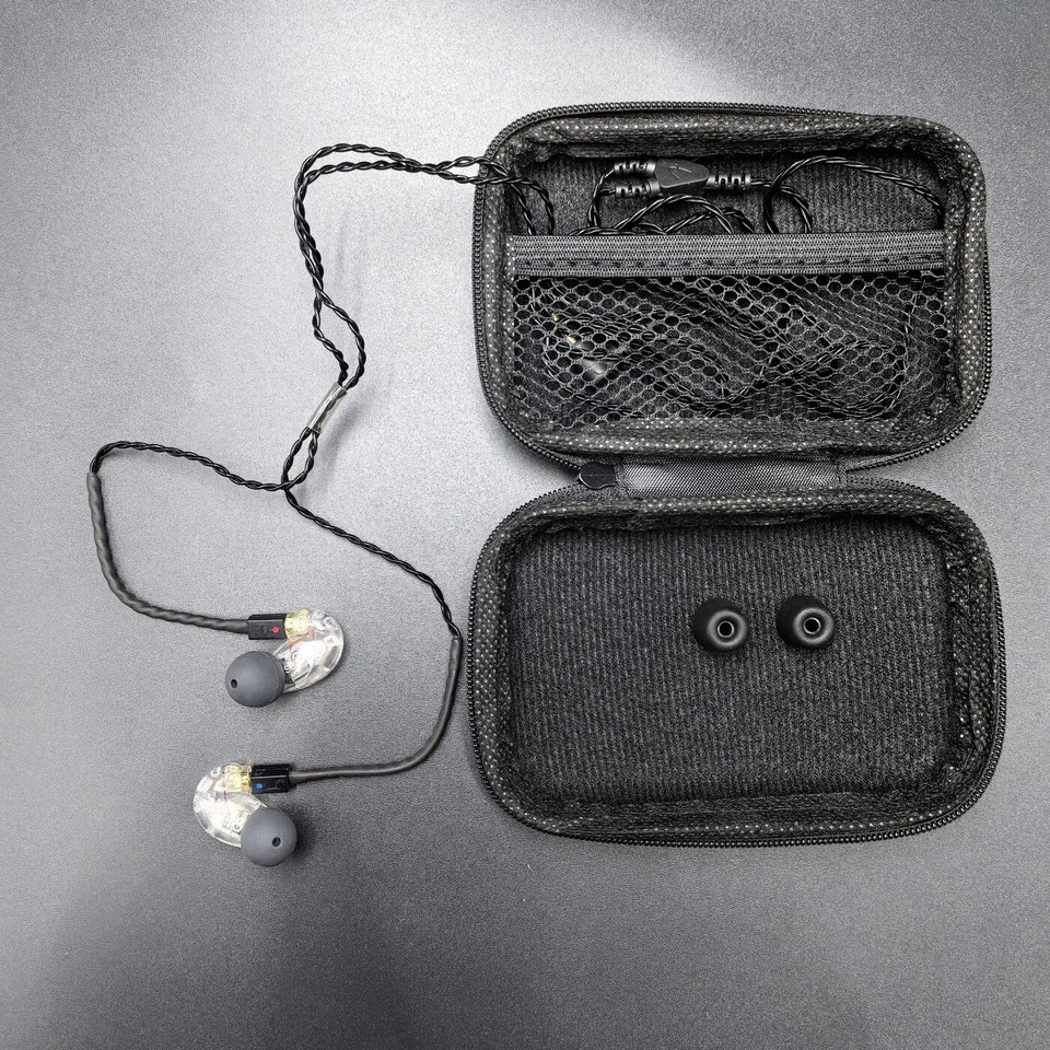 Shure SE215 Wired Earbuds Headphones Sound Isolating In-Ear Earphones ...