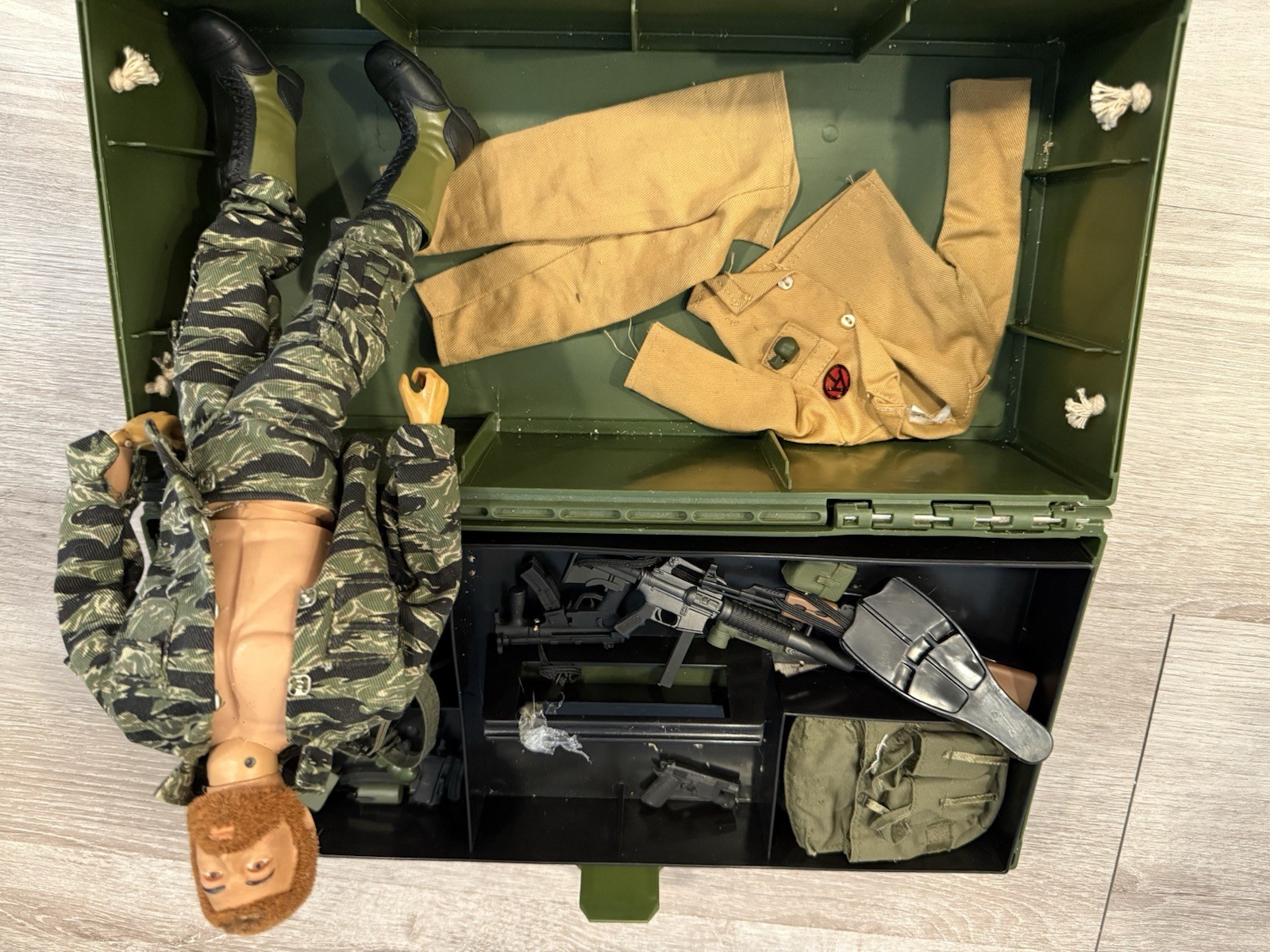 Vintage GI Joe Foot Locker And 1 G.I. JOE With 10 Accessories | eBay