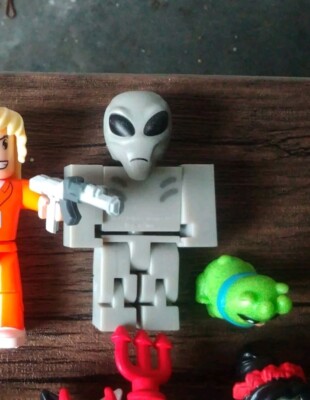 Roblox Action Series 12 Alien Anemone Hat Virtual Code Alien Invasion ...