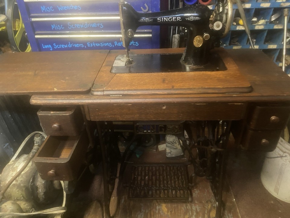 Antique Singer Sewing Machine 1920s. Beautiful Treadle Sewing Machine ...