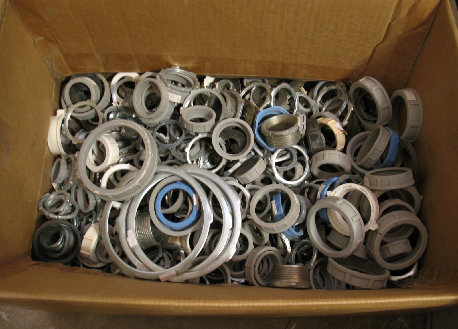E14 - HUGE ELECTRIC CONDUIT RING BOX LOT PVC & METAL MULTIPLE SIZES ...