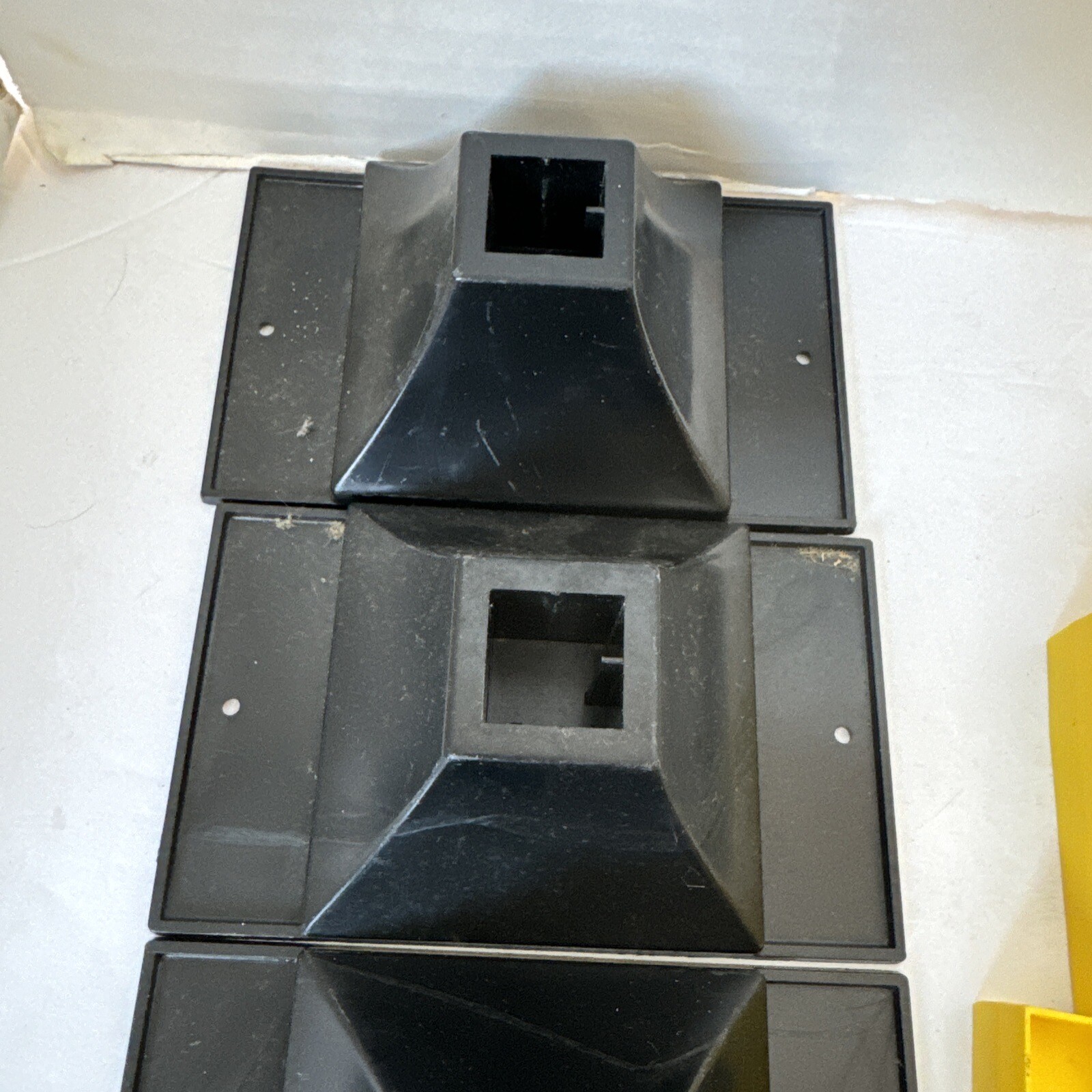 Johnny Lightning 500 Race Track Parts 16 Pieces- 8 Yellow Uprights, 8 ...