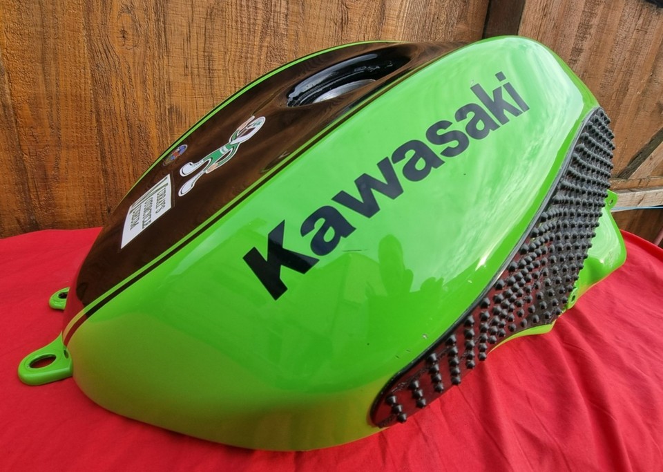 Used Kawasaki ZX10R 2004 2005 Gen 1 Race Bike Petrol Fuel Tank Green ...