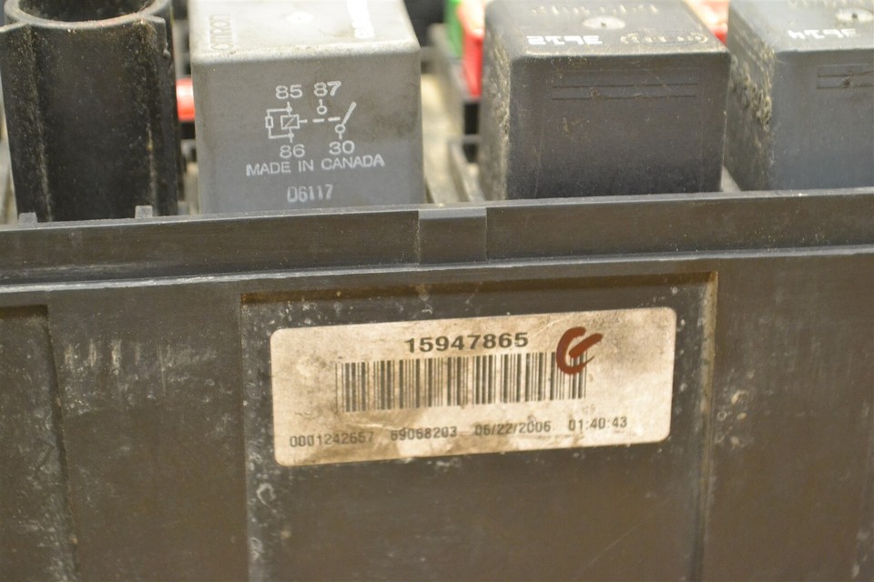 2006-07 Cadillac DTS Buick Lucerne Underhood Engine Fuse 15947865 Box ...