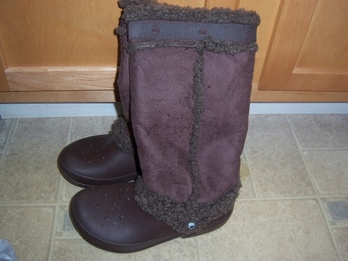 WOMEN'S SIZE 7 M CROCS TALL BROWN PULL ON STYLE BOOTS EXCELLENT ...