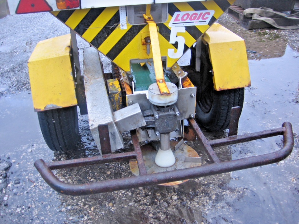 LODGIC GDS 250 GRITTER / GRITTING TRAILER EX COUNCIL FOR SPARES OR ...