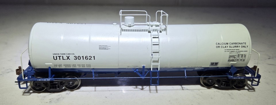 Athearn HO Scale UTLX Calcium Carbonate Tank Car #301621 | eBay