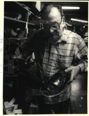 1990 Press Photo Joe Verrett repairing his customer's shoes in his ...