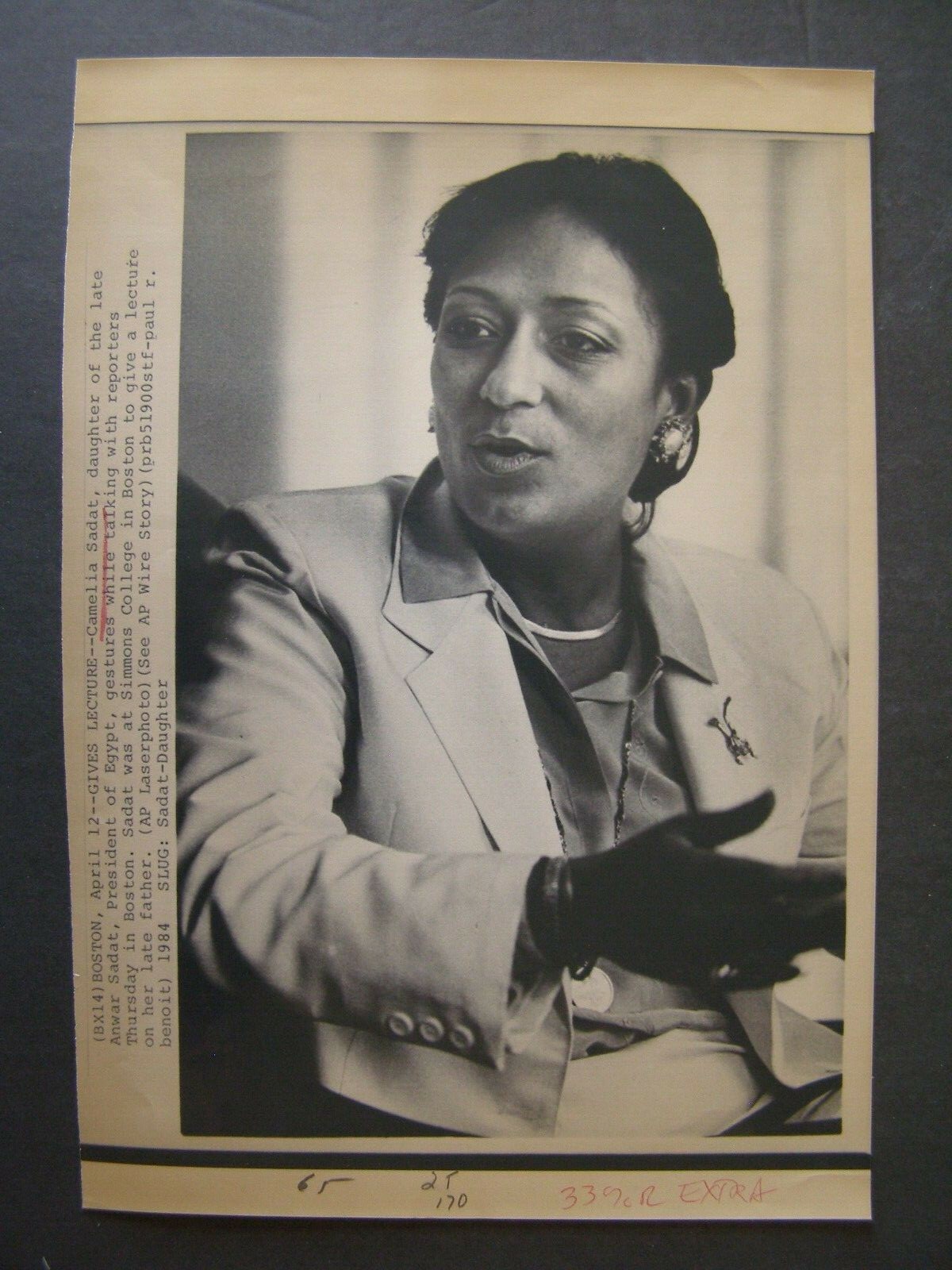 AP Wire Press Photo 1984 Camelia Sadat gave Lecture on her late Father ...