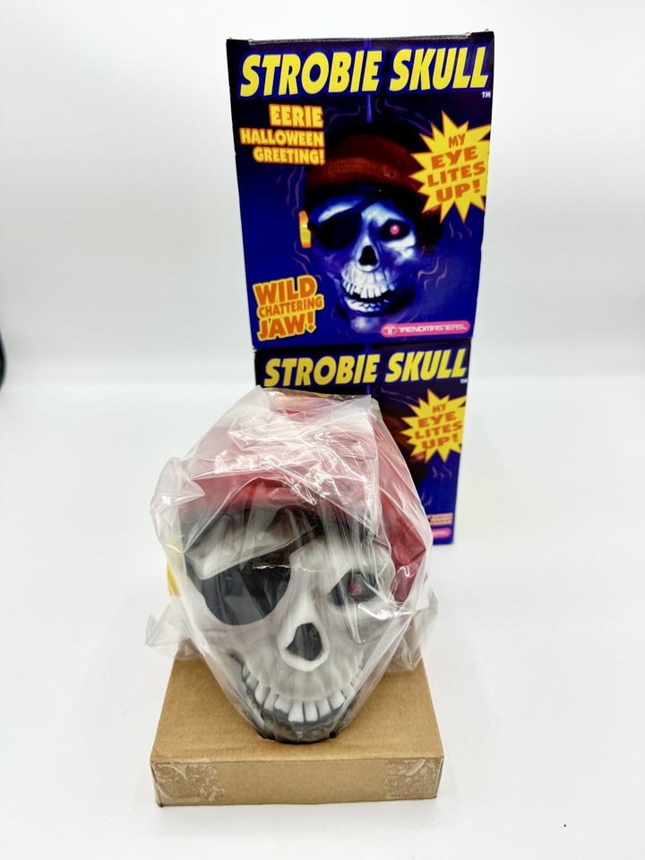 TRENDMASTERS Strobie Pirate Skull Chattering Red Eye Skull BRAND NEW ...