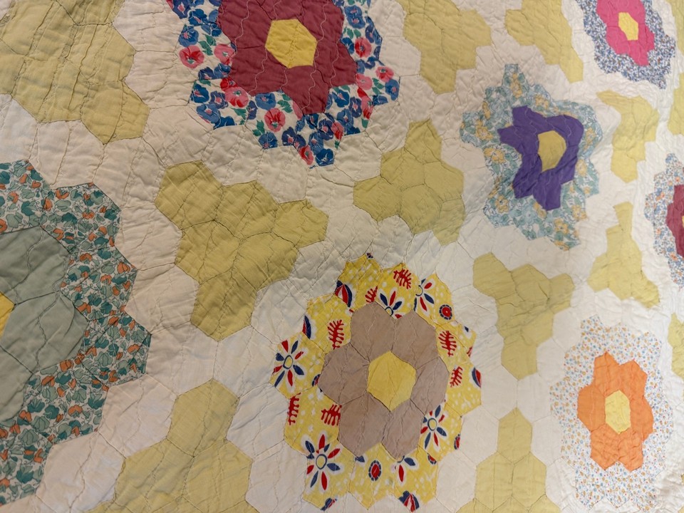 VINTAGE ANTIQUE ORIGINAL HANDMADE GRANDMA FLOWER GARDEN PATTERN QUILT ...