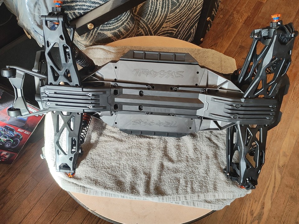 NEW TRAXXAS X-MAXX 8S MONSTER TRUCK ROLLER SLIDER CHASSIS BELTED 77096 ...