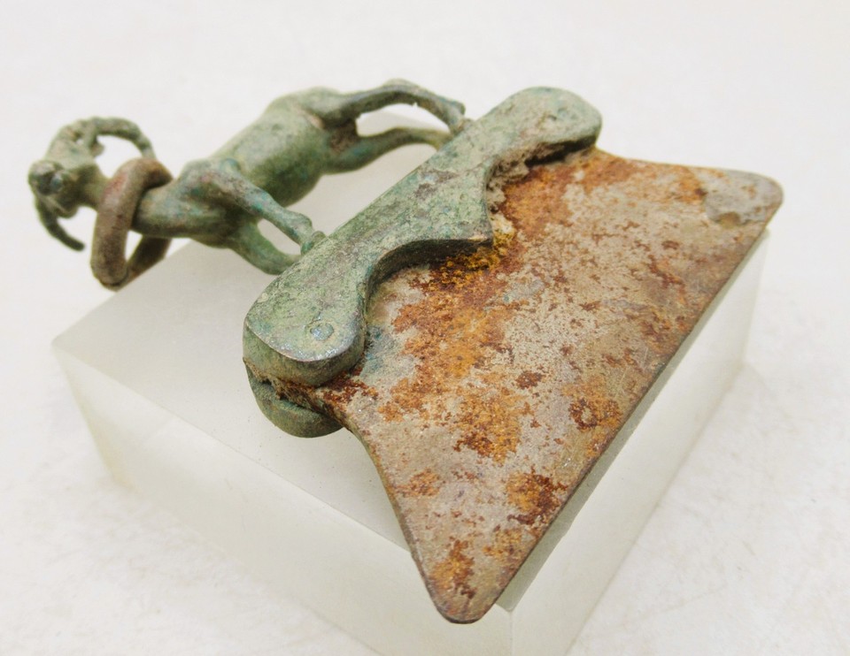 ANCIENT ROMAN BRONZE AND IRON RAZOR ARTIFACT WITH RAM ON TOP WITH LOOP ...