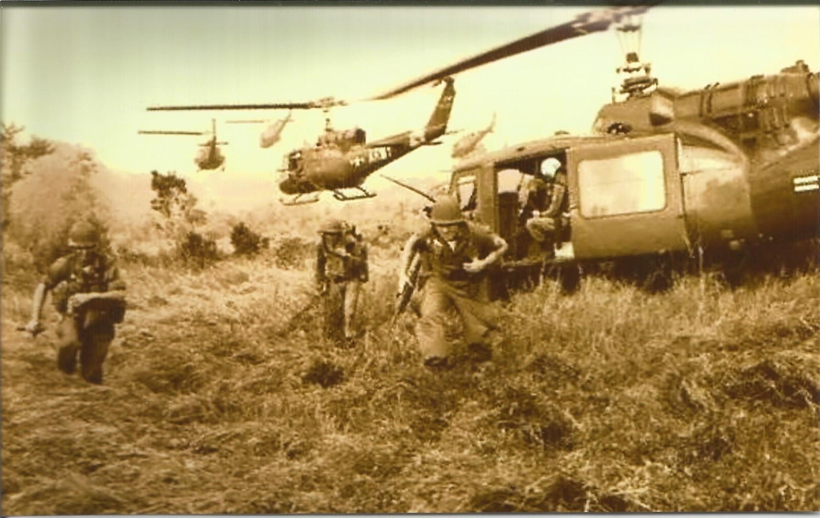 Vietnam War Photos -- US Soldier - LZ Landing Zone... | eBay