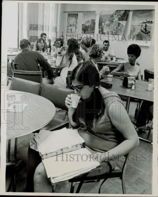 1968 Press Photo Edith Stern reads in cafeteria at Florida Atlantic ...