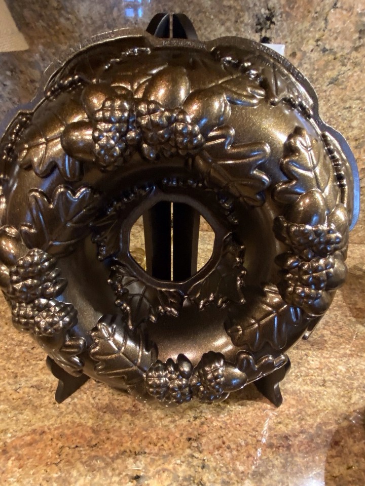 Nordic Ware Autumn Wreath Acorns Fall Harvest Bundt Cake Pan Bronze 10 ...