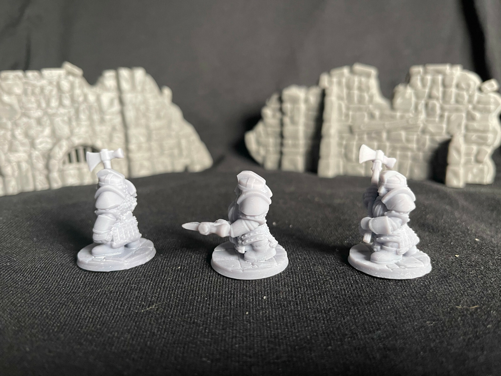 3 Iron Hills Dwarves with Mattocks 28mm Miniatures Middle Earth LOTR ...