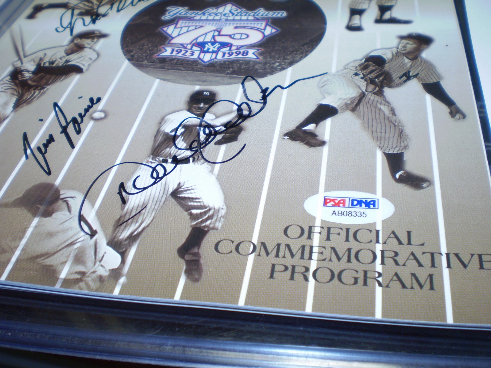 1998 PSA DNA YANKEES AUTOGRAPHED PROGRAM JETER STRAWBERRY RAINES POSADA ...