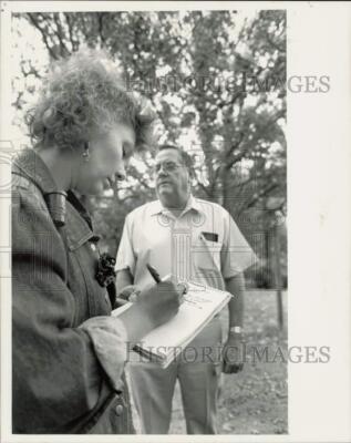 1988 Press Photo Suzanne Pickens Takes Notes on Senator Aaron Plyler's ...
