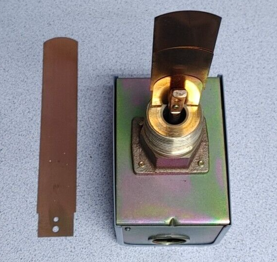 JOHNSON CONTROLS F61KB-11C WATER FLOW SWITCH NEW!! WOW!! GENUINE!! | eBay