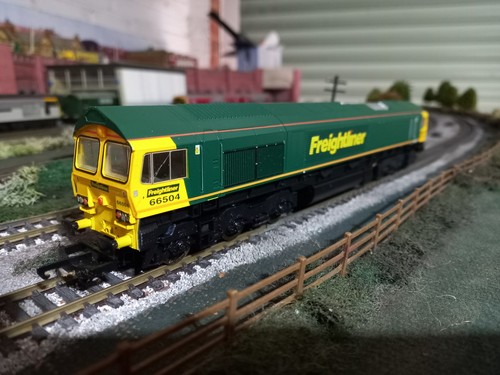 Lima oo gauge class 66 diesel locomotive original Freightliner green ...